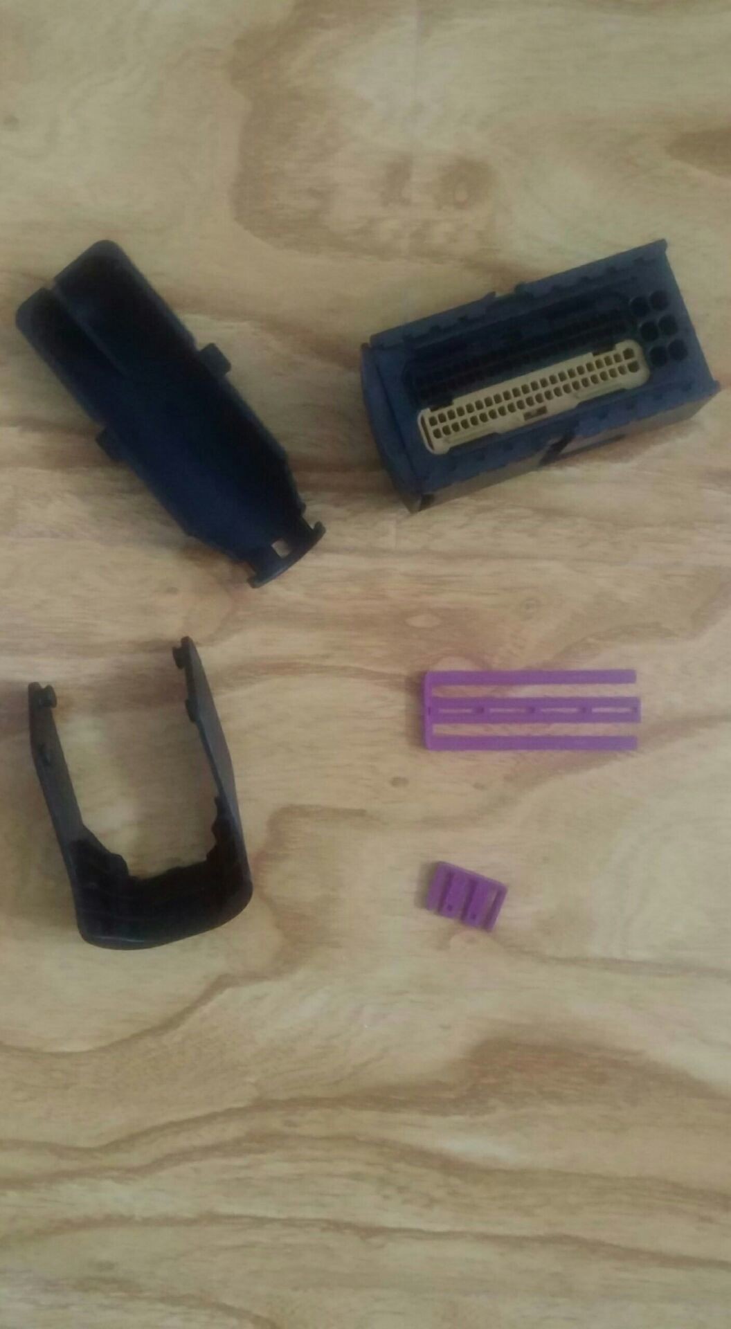 TE COMPONENT 1-1355125-1 TYCO connector for car carrier housing 94 pos ROHS